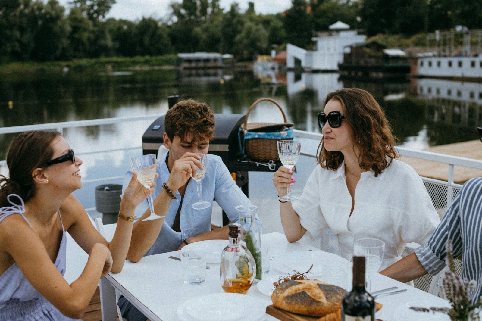 Comment découvrir la cuisine locale à travers les hôtels de France